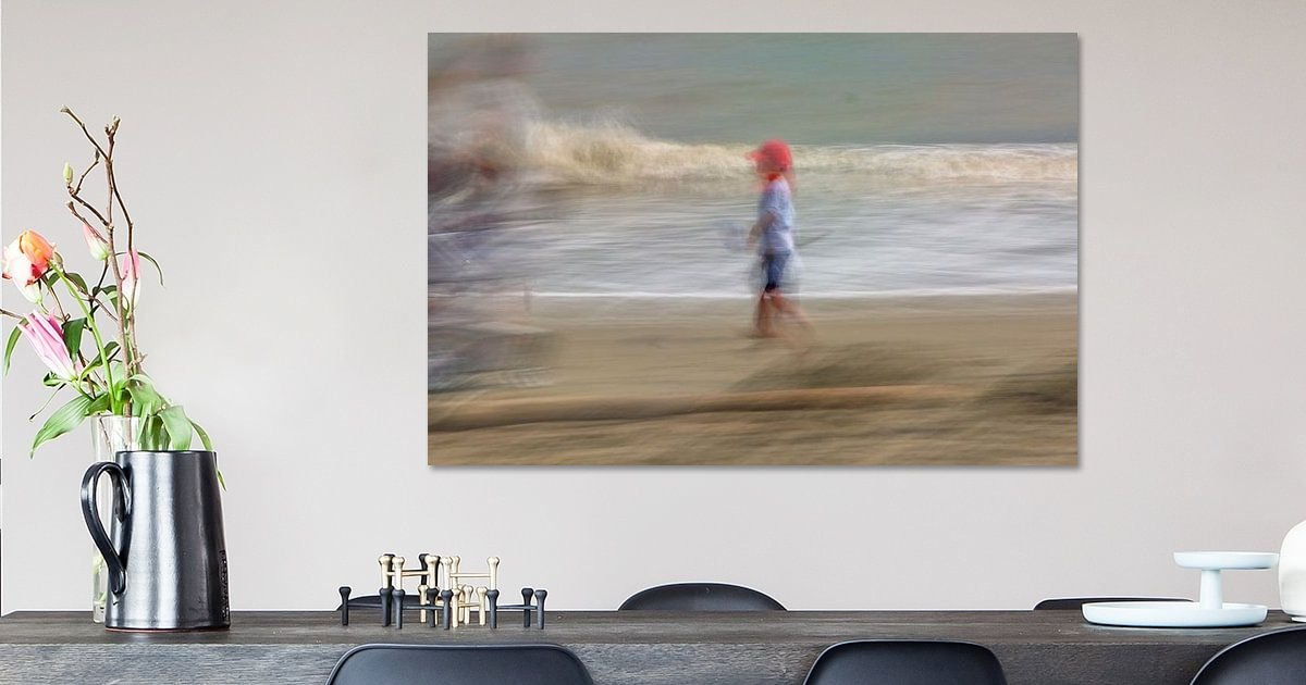 Spelend jongetje op het strand van Truus Nijland op canvas, behang en meer